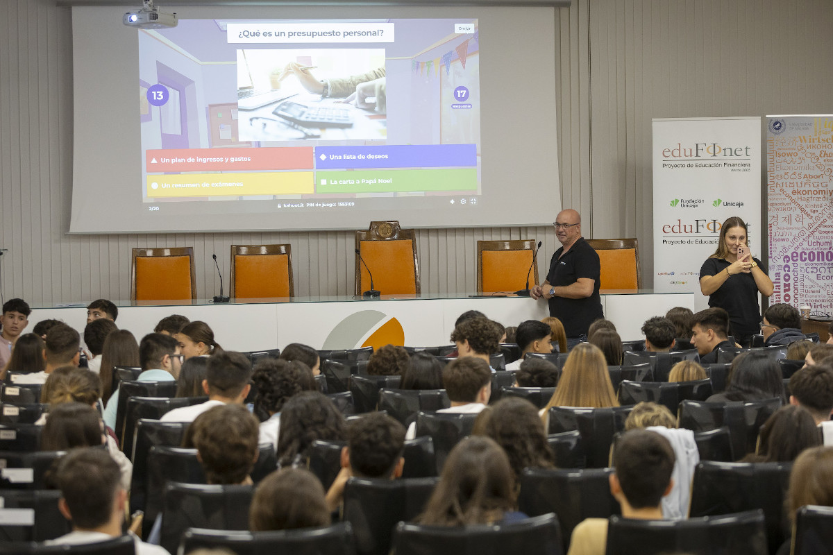 Cerca de 160 jóvenes participan en un hackathon organizado por Edufinet el Día de la Educación ...